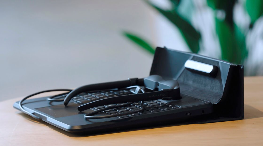 The Screenless Laptop … With A Dozen Virtual Screens