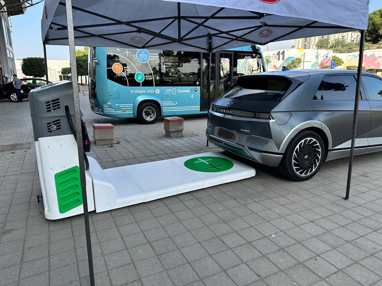 Autonomous Robot Charges Your EV For You While You Don’t Wait